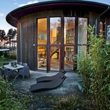 The benefits of round houses, Round house
